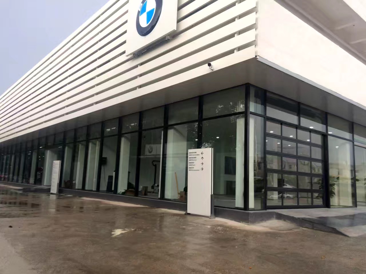 南宁宝马4S店透视门 - 无锡市汇峰节能科技有限公司